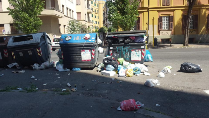 Rifiuti a Roma, vi racconto la giornata tipo di un cassonetto dell ...